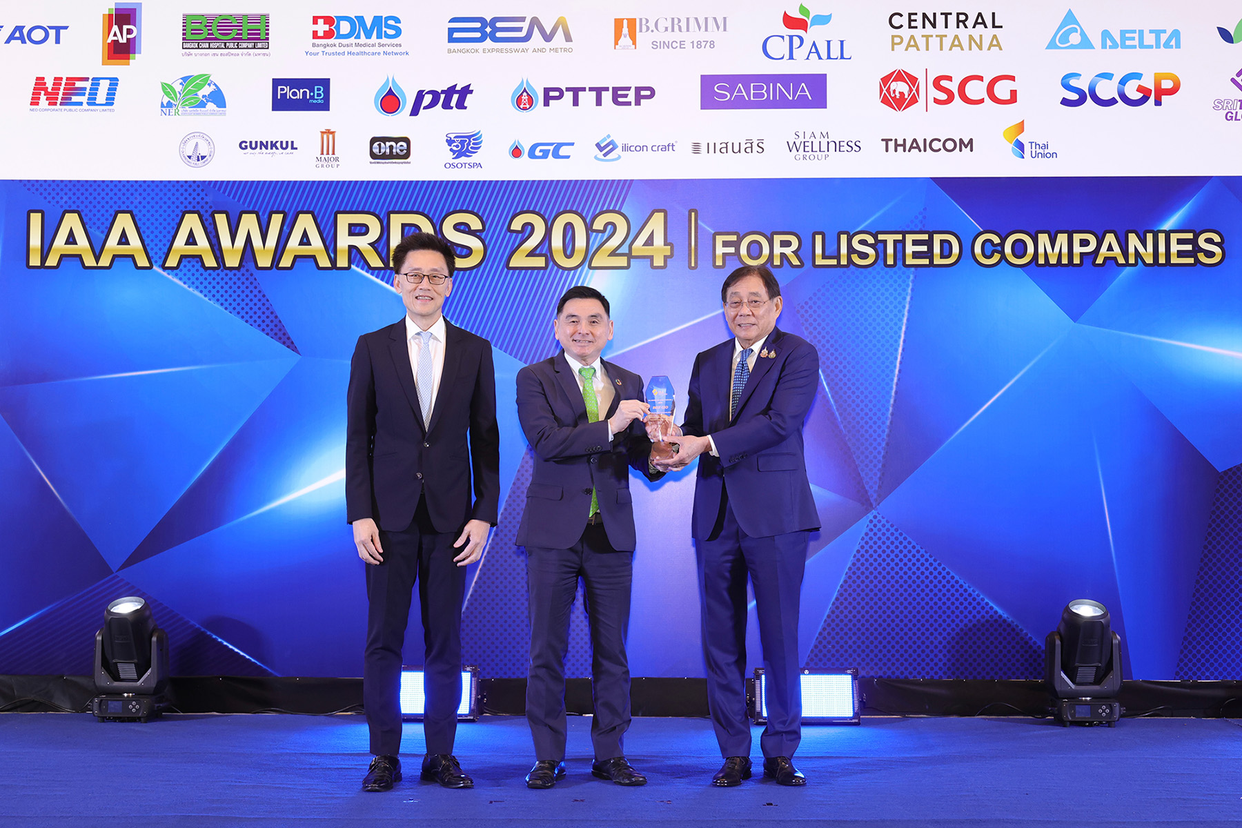 AIS คว้า 3 รางวัล จากสมาคมนักวิเคราะห์การลงทุน - Hoonsmart