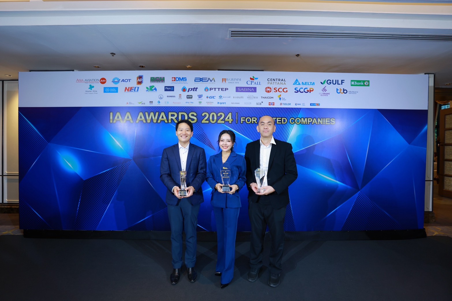 MASTER ปลื้ม !! 3 รางวัล "BEST CEO -BEST IR - CFO โดดเด่น" - Hoonsmart