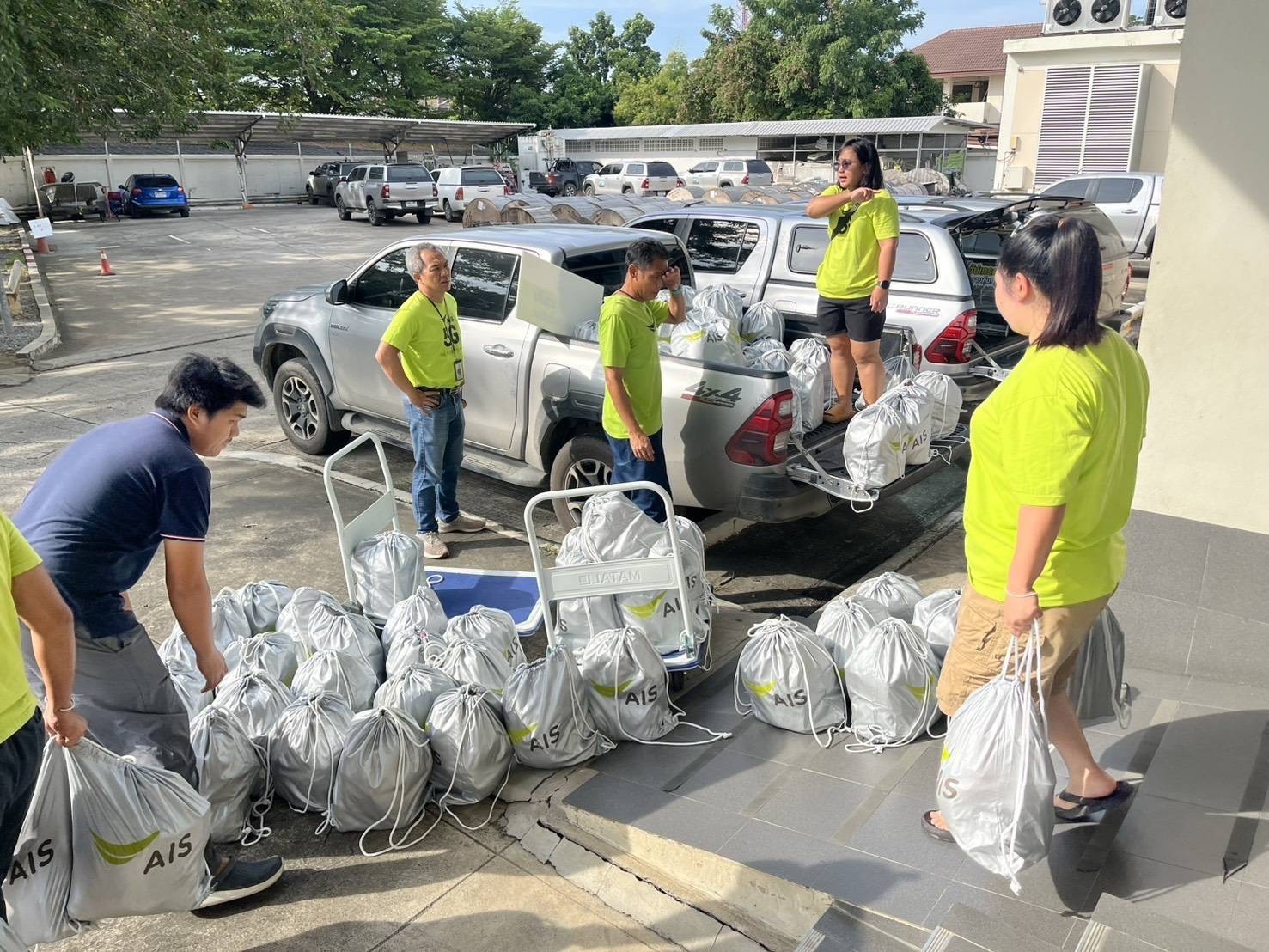 AIS เคียงข้างผู้ประสบภัย มอบถุงยังชีพ ยืดชำระค่าบริการมือถือ-เน็ตบ้าน - Hoonsmart